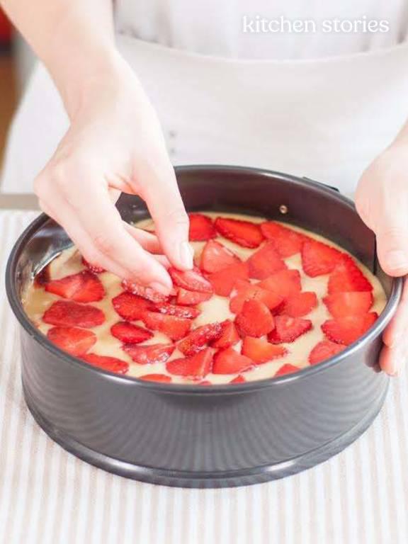 Roasted strawberry cake | Recipe | Kitchen Stories